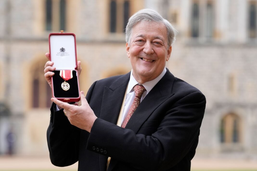 Stephen Fry නයිට් පදවියෙන් පිදුම් ලැබූ කීර්තිමත් රංගන ශිල්පියා ...